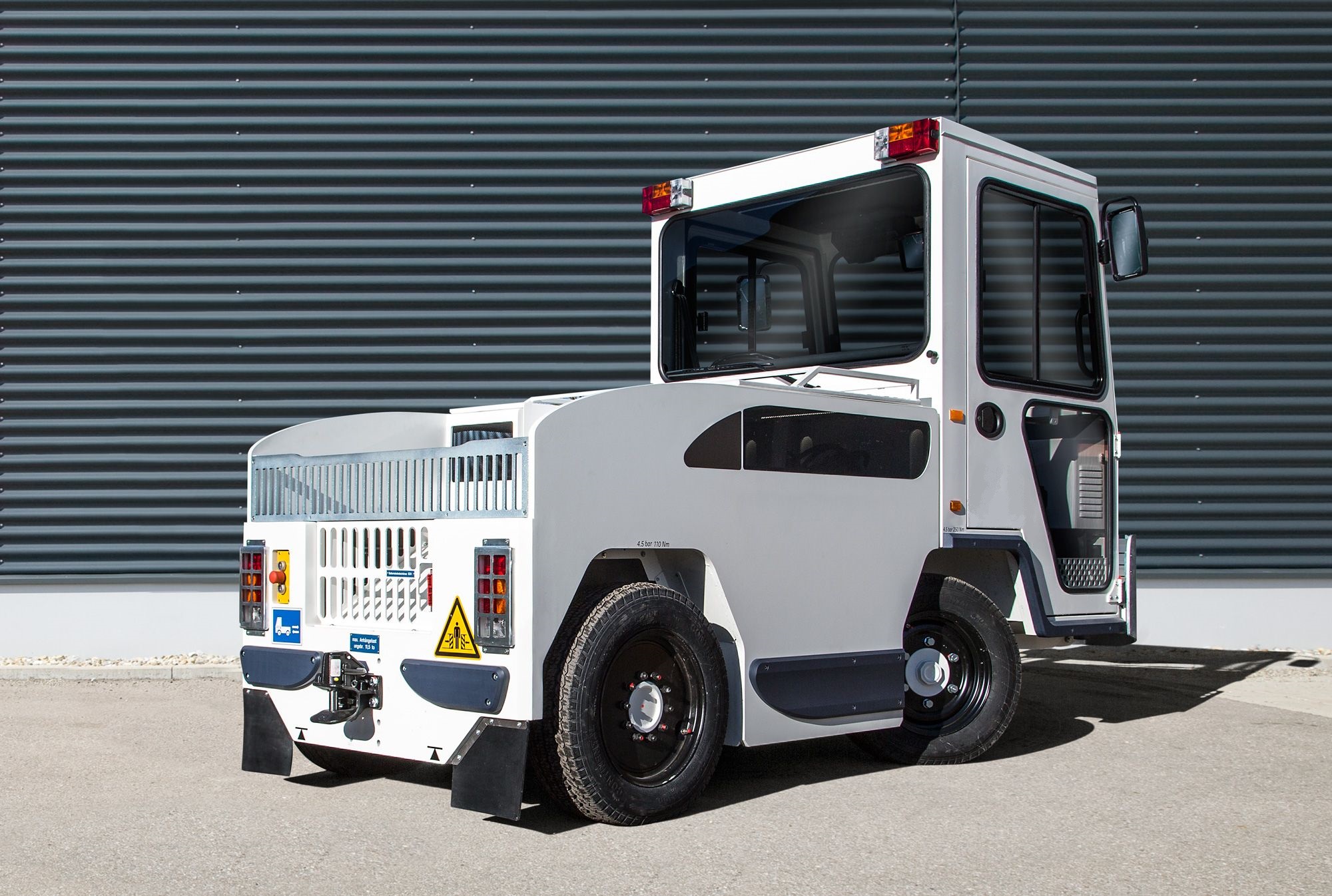 > Airport towing tractors » Deutruck - made by quality